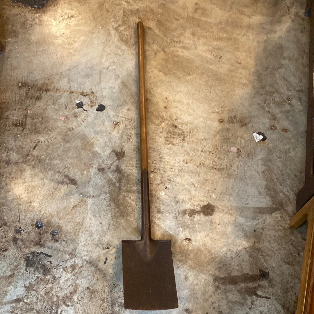 English Garden Spade with Long Handle – McIntosh Cottage Antiques